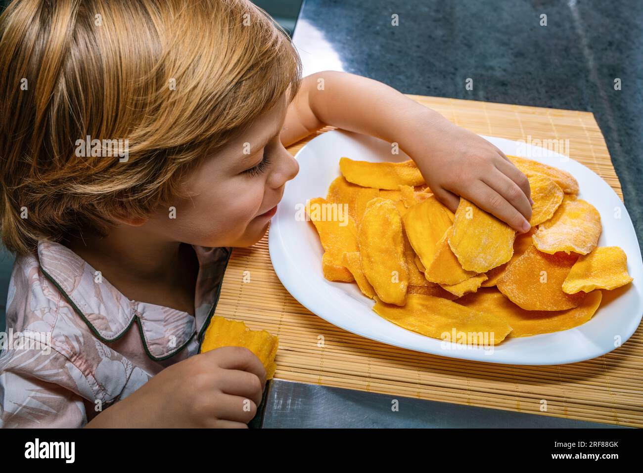 Child food plate hi-res stock photography and images - Alamy