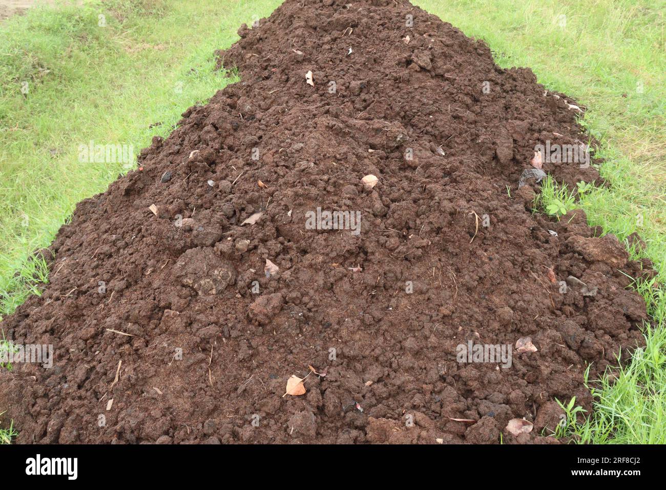 Heap of compost fertilizer on field for crops Stock Photo - Alamy