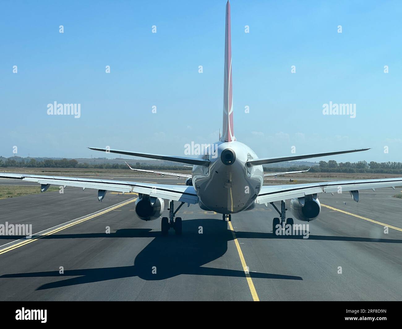 Aircraft waiting for takeoff in a que Stock Photo - Alamy