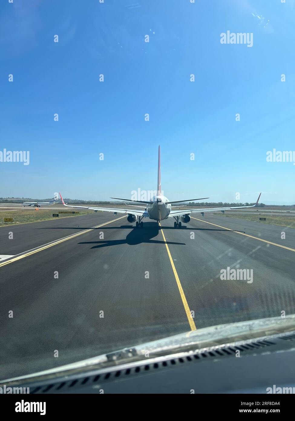 Aircraft waiting for takeoff in a que Stock Photo - Alamy