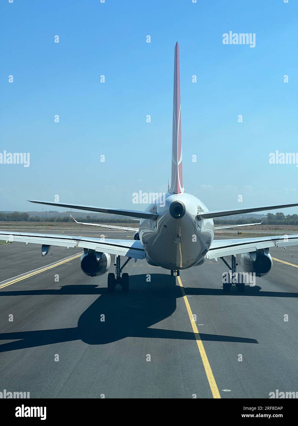 Aircraft waiting for takeoff in a que Stock Photo - Alamy