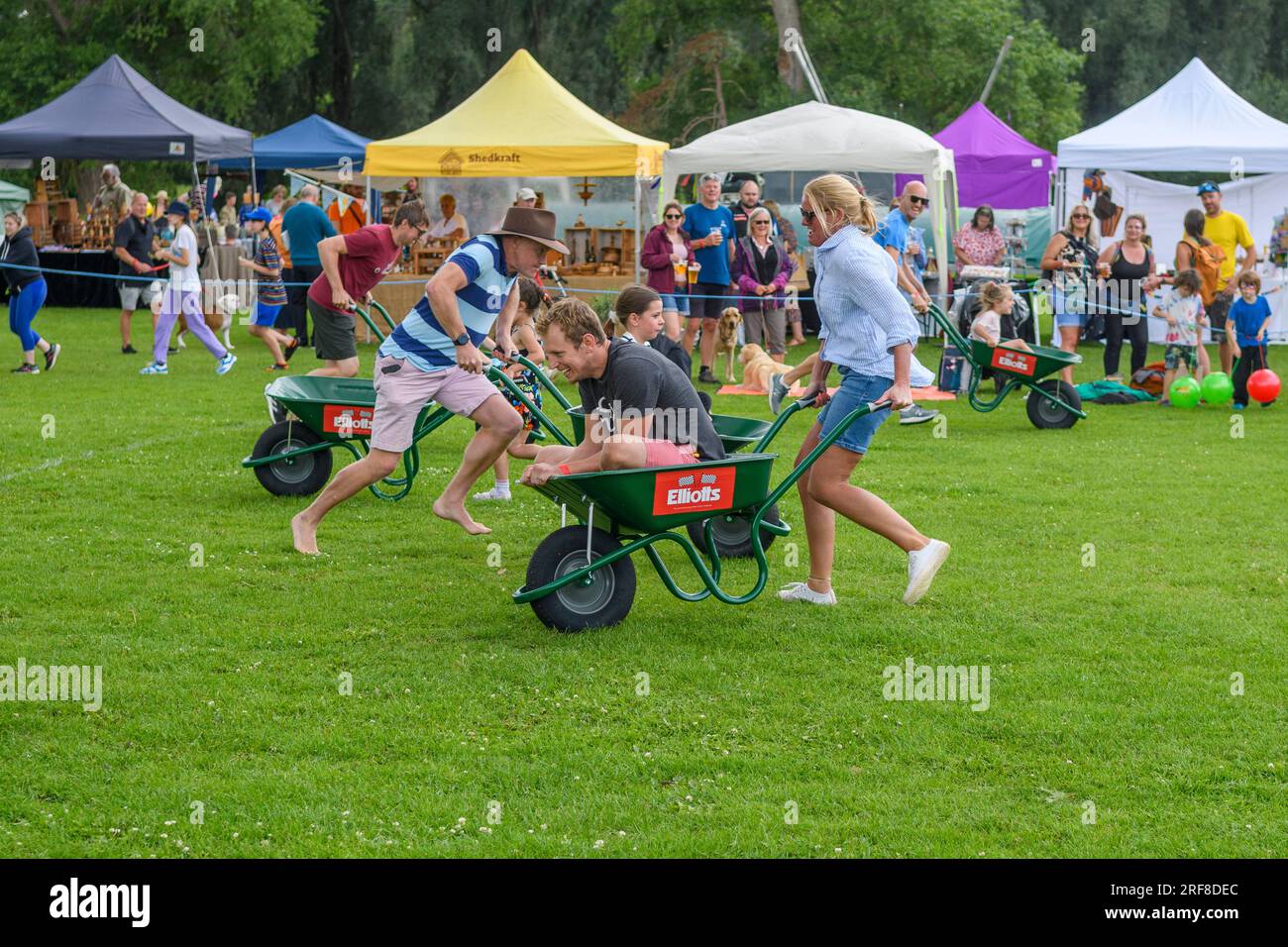 Wheelbarrow race hi-res stock photography and images - Alamy