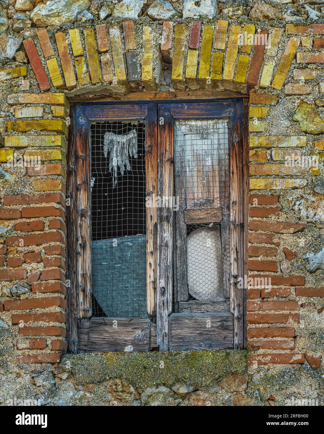 stone peasant house, spontaneous rustic architecture in Preturo. L ...