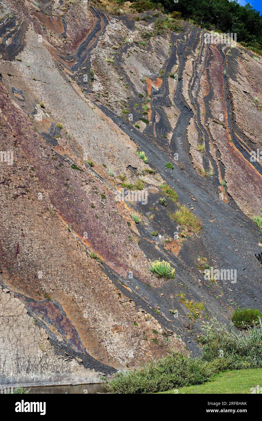 Colorful vertical strata composed by red sandstone and black lutites ...