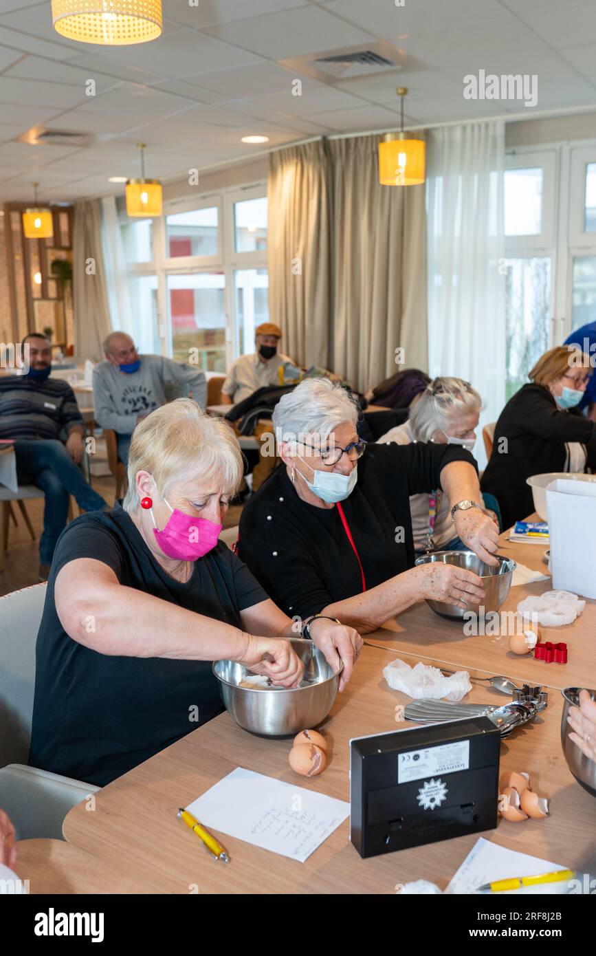 Culinary workshop in a senior service residence, animation, preparation ...