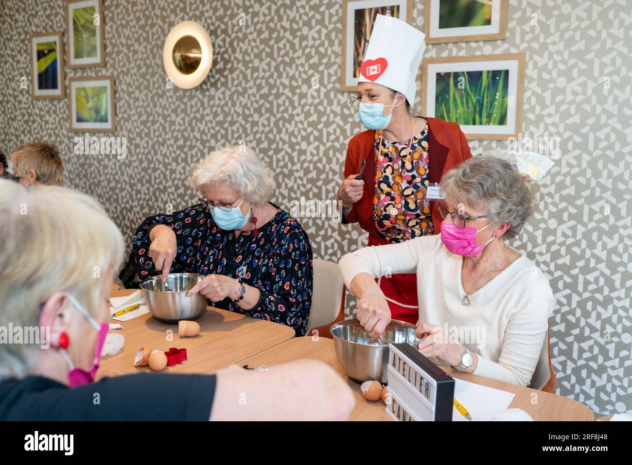 Culinary workshop in a senior service residence, animation, preparation ...