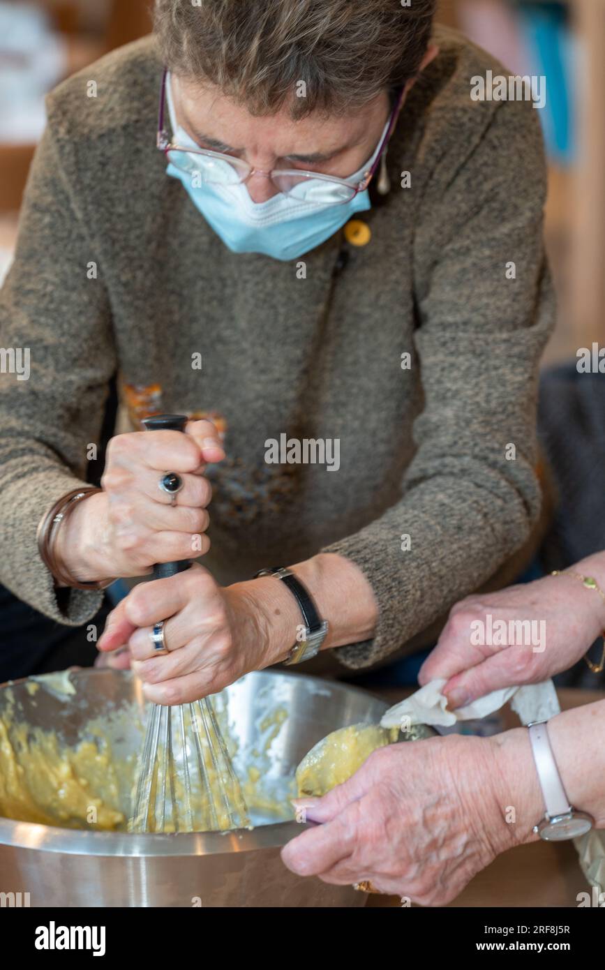 Culinary workshop in a senior service residence, animation, preparation ...