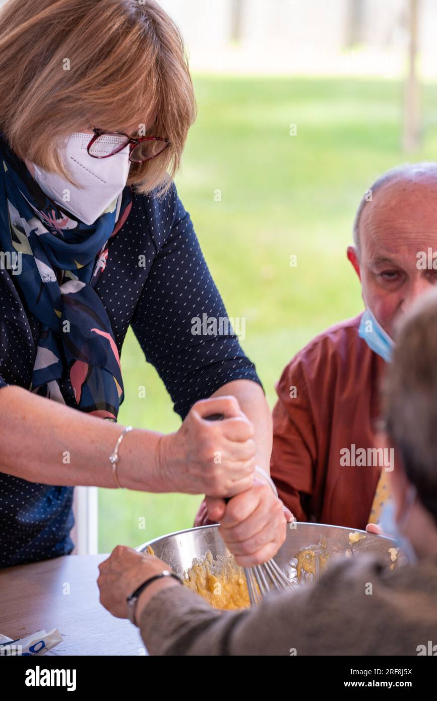 Culinary workshop in a senior service residence, animation, preparation ...