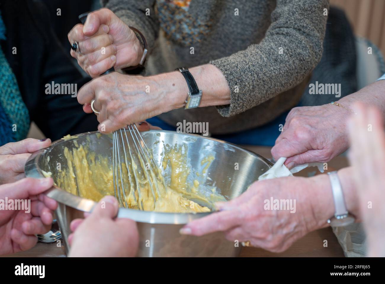 Culinary workshop in a senior service residence, animation, preparation ...
