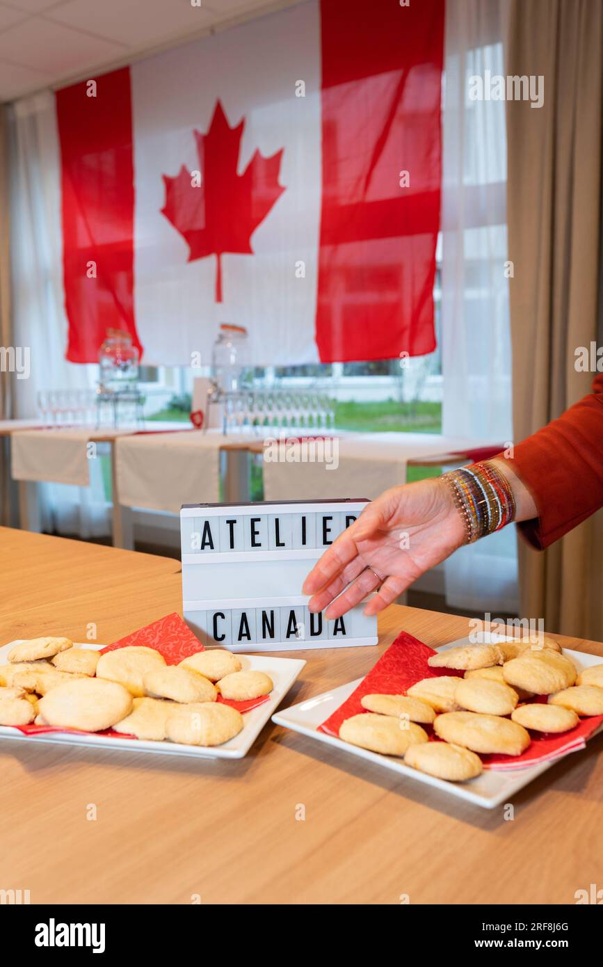 Culinary workshop in a senior service residence, animation, preparation ...