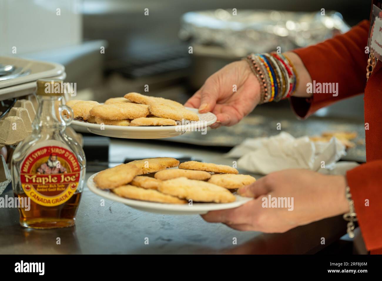 Culinary workshop in a senior service residence, animation, preparation ...