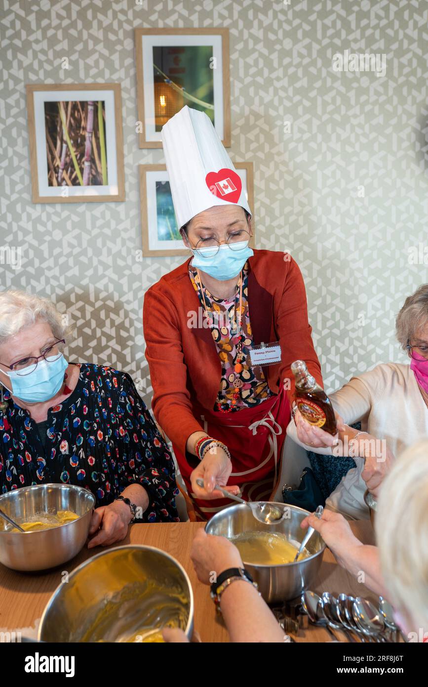 Culinary workshop in a senior service residence, animation, preparation ...