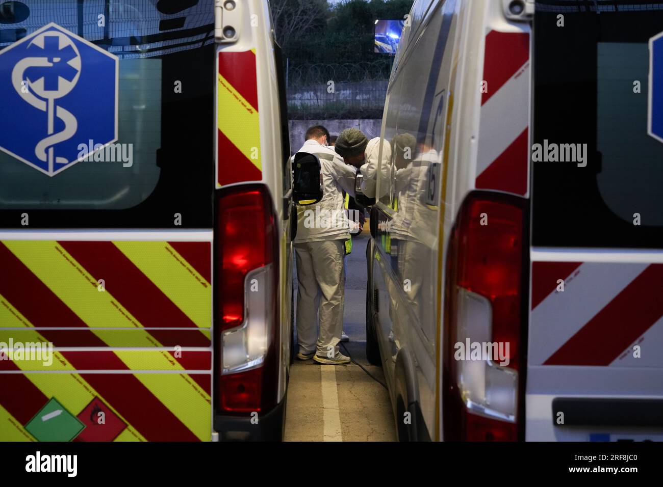 A hospital-based emergency service operates 24 hours a day, 7 days a ...
