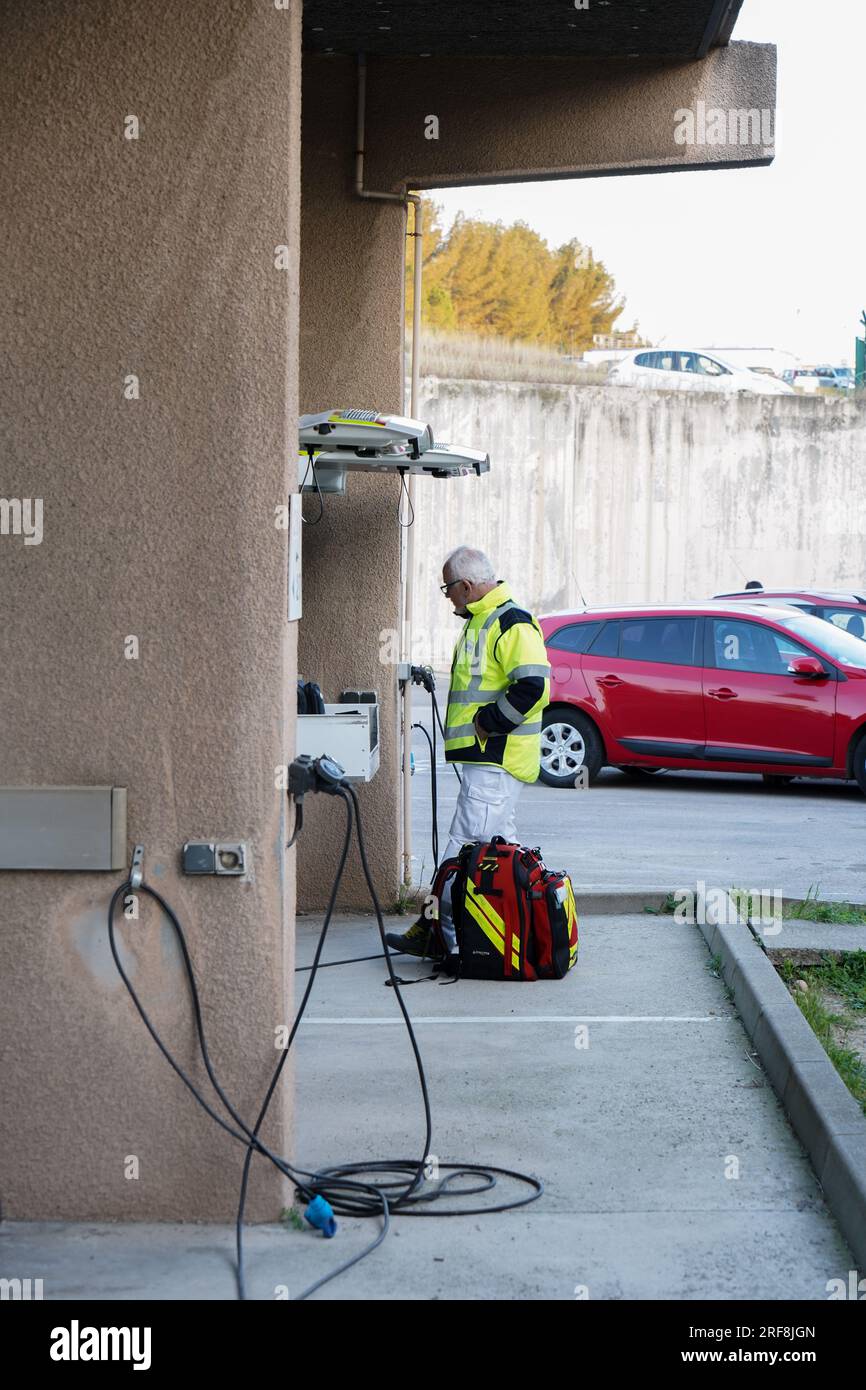 A hospital-based emergency service operates 24 hours a day, 7 days a ...