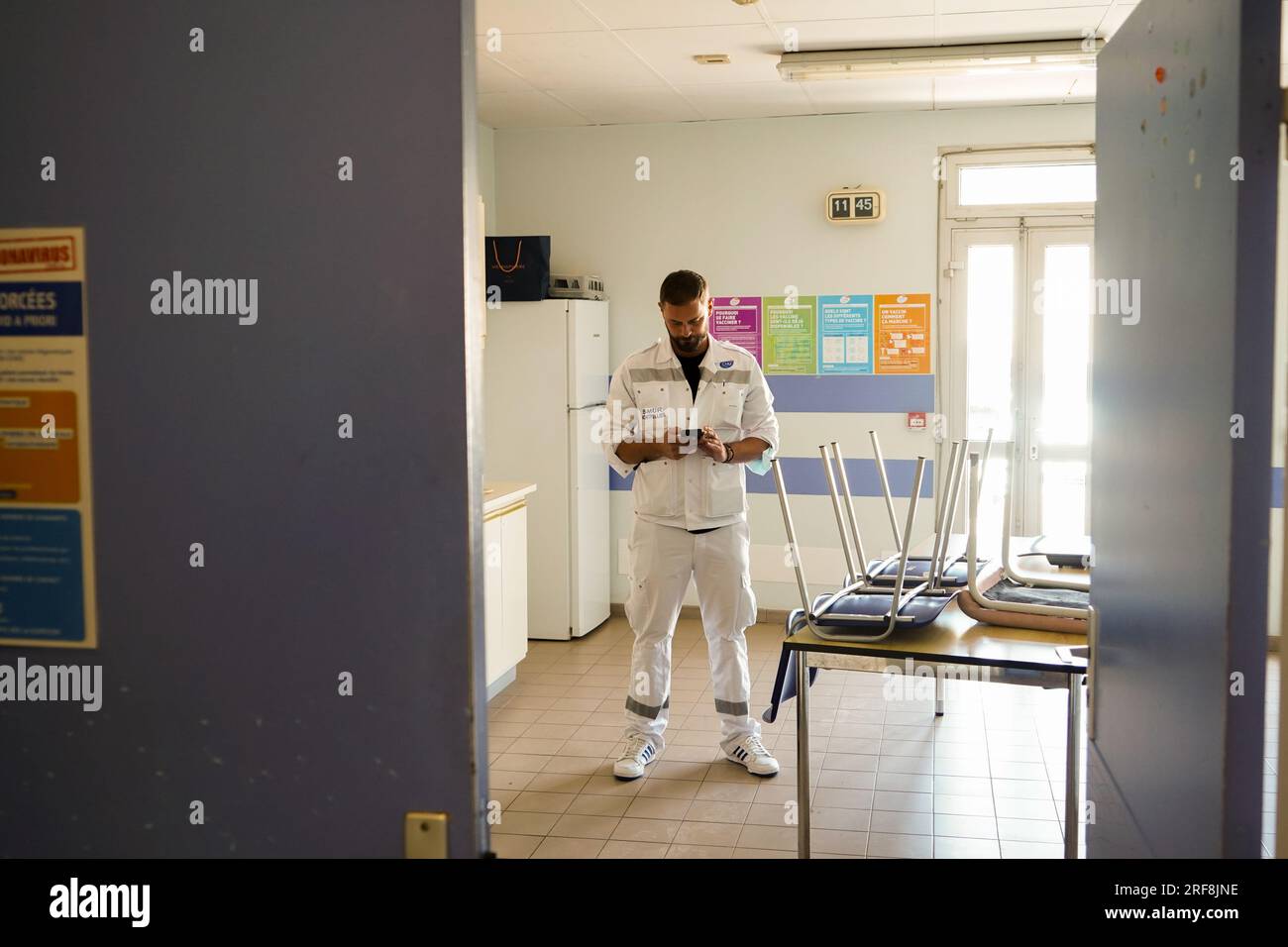 A hospital-based emergency service operates 24 hours a day, 7 days a ...