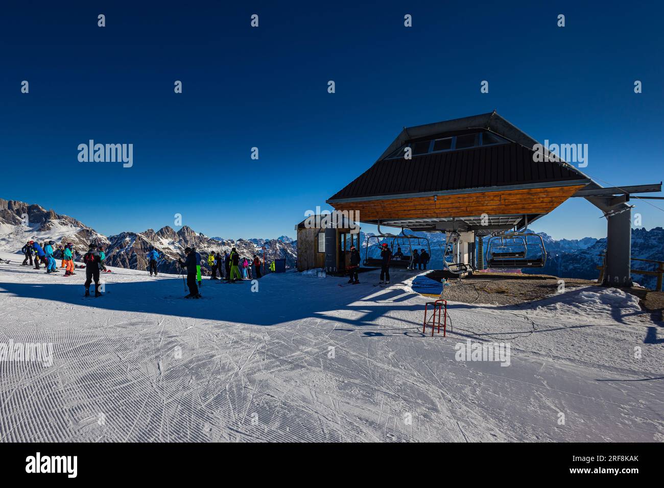 Crowded ski slope hi-res stock photography and images - Alamy