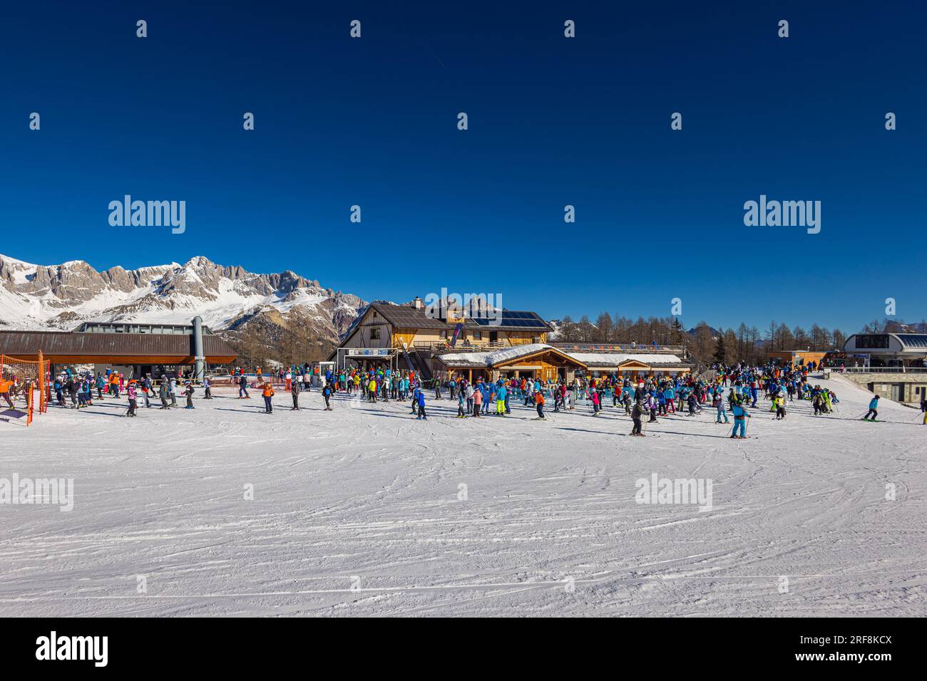 Crowded ski slope hi-res stock photography and images - Alamy