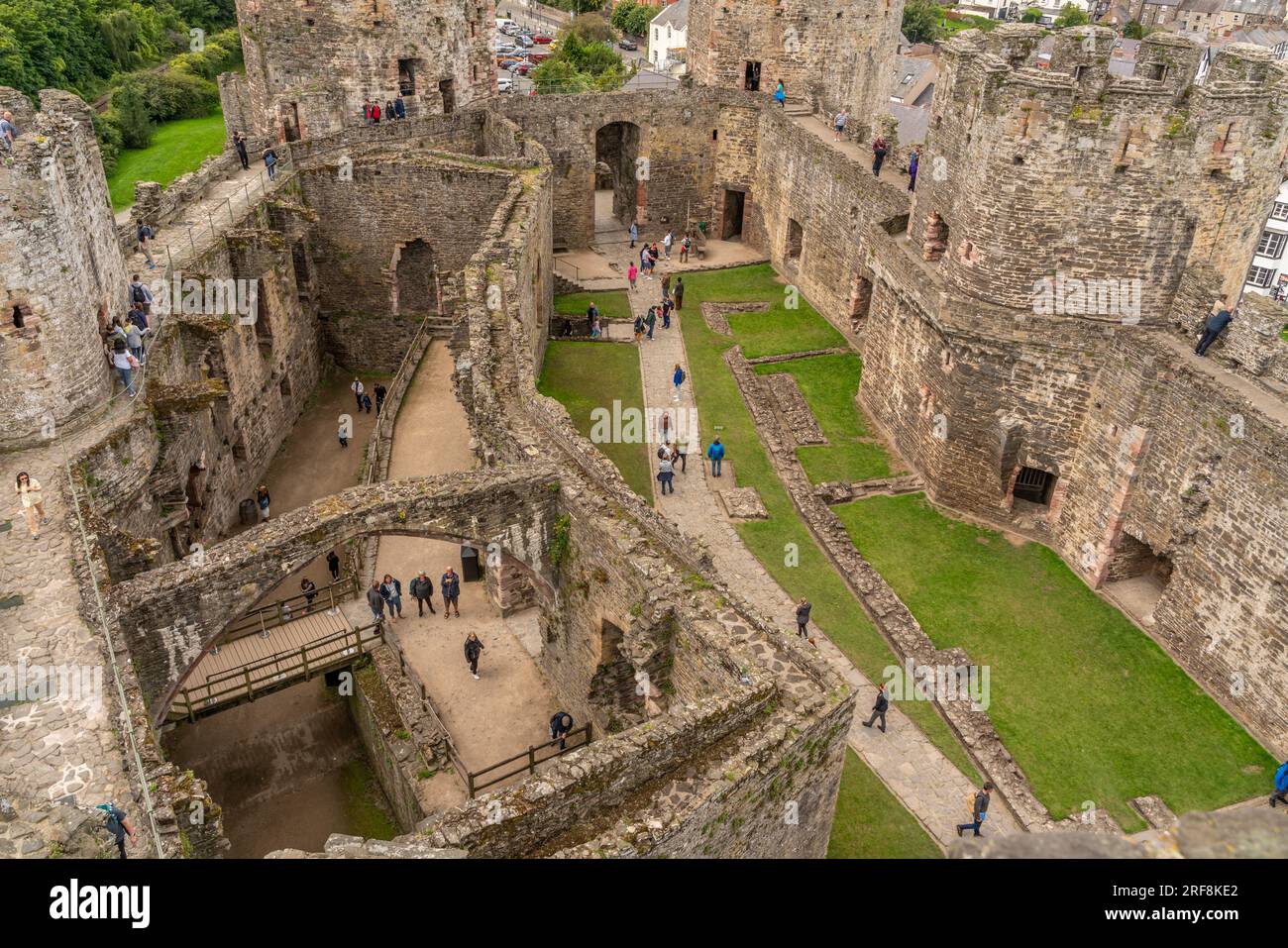 Welsh flag conwy castle hi-res stock photography and images - Alamy