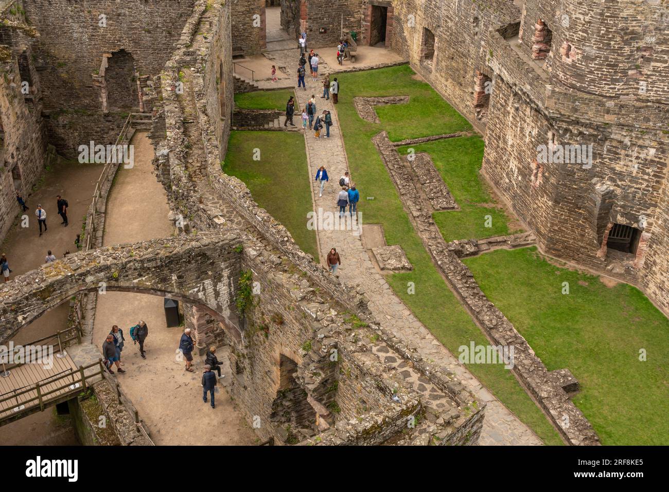 Welsh flag conwy castle hi-res stock photography and images - Alamy