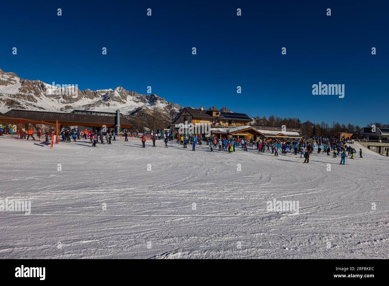 Crowded ski slope hi-res stock photography and images - Alamy