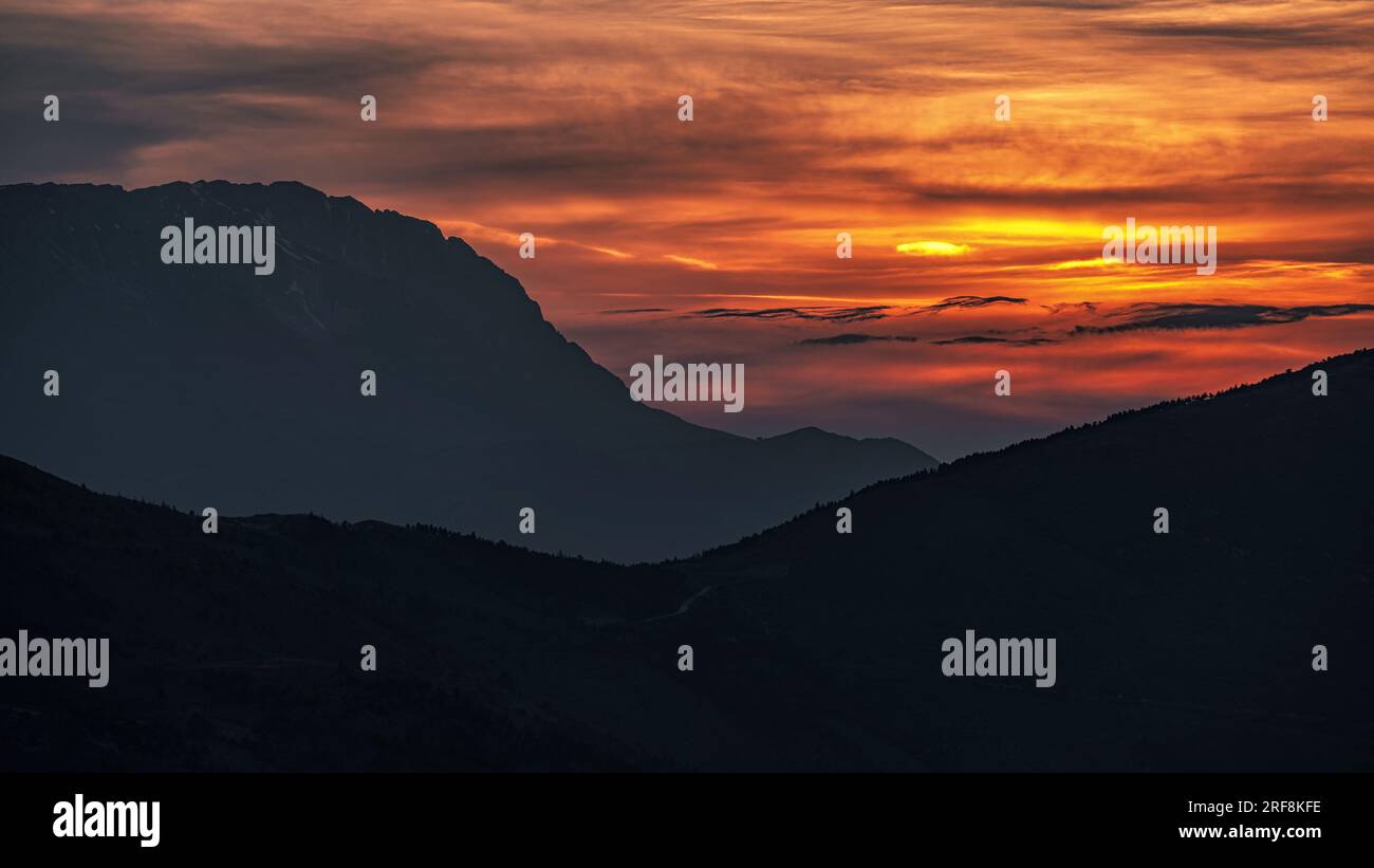 Central Apennines, dramatic sunset over the Sirente massif Stock Photo ...