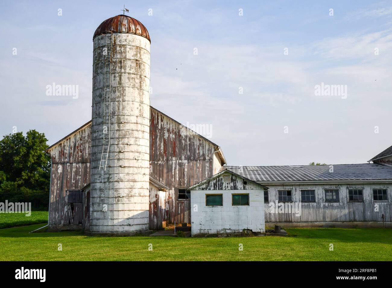 Weathered wooden farm barn building Stock Photo - Alamy