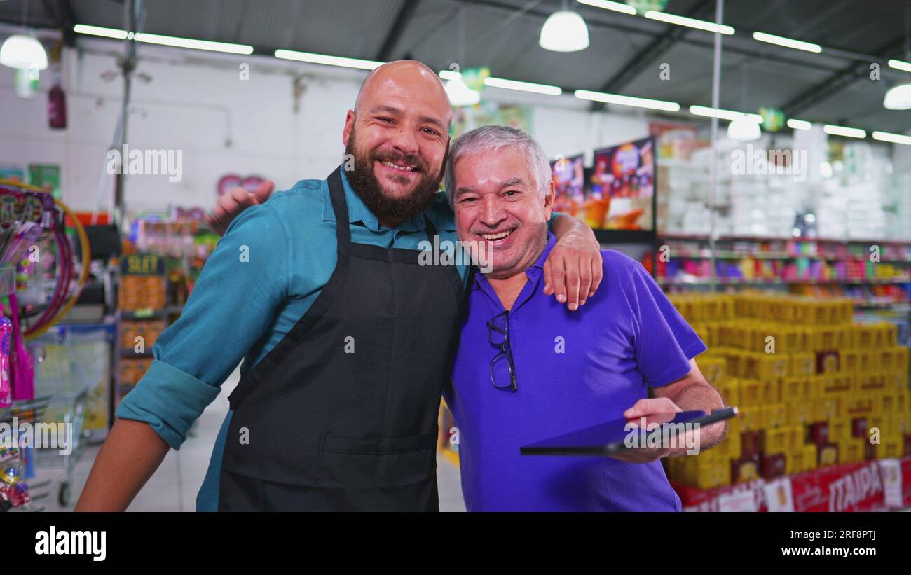 Two grocery store employees hi-res stock photography and images - Alamy