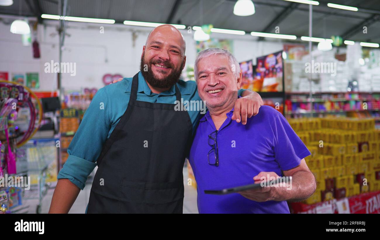 Two grocery store employees hi-res stock photography and images - Alamy