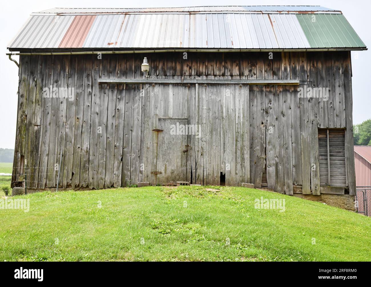 Weathered wooden farm barn building Stock Photo - Alamy