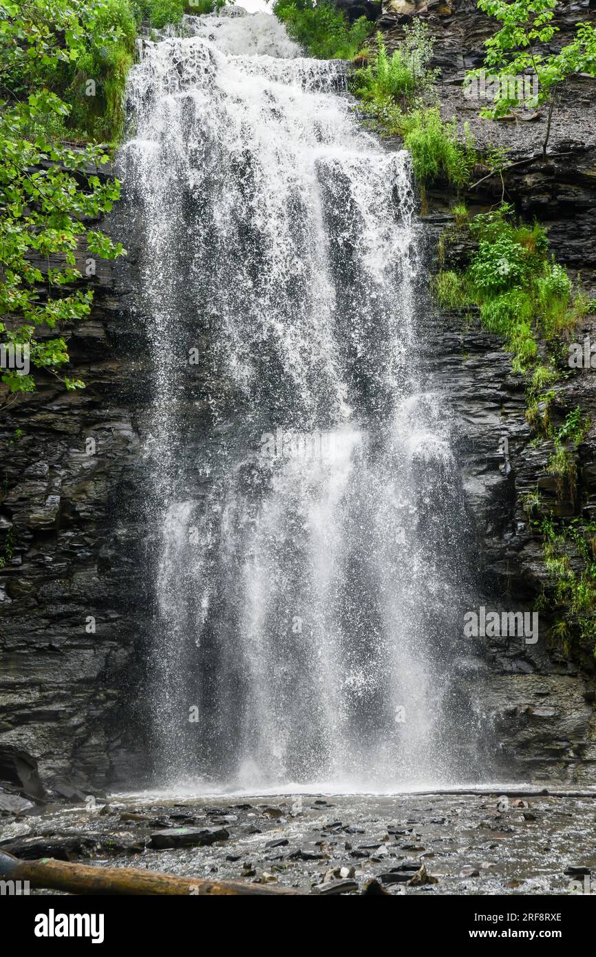 Cascading waterfall over rocky cliff hi-res stock photography and ...