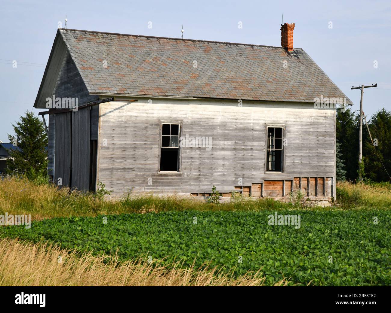 Weathered and worn old wooden farmhouse Stock Photo - Alamy