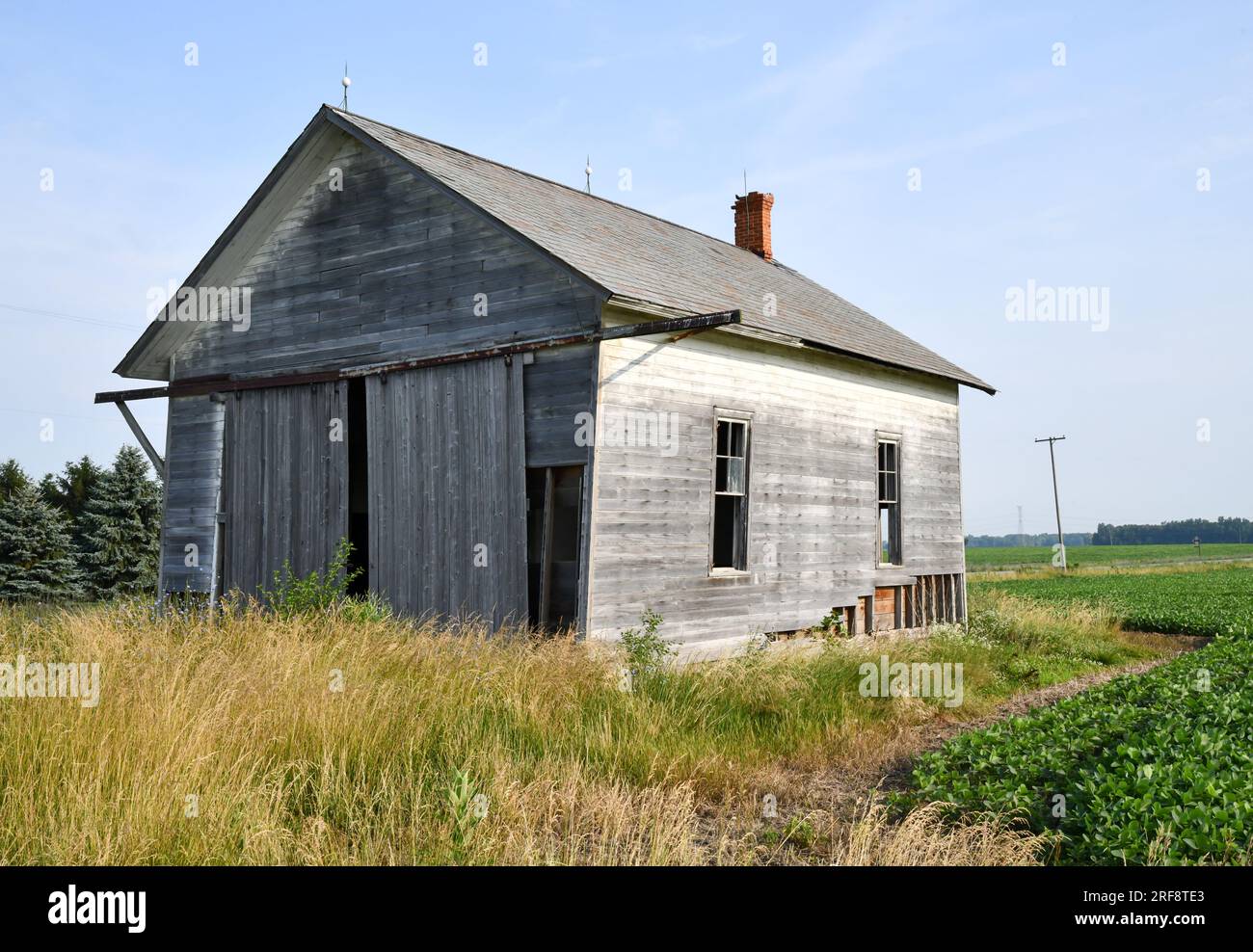 Weathered and worn old wooden farmhouse Stock Photo - Alamy