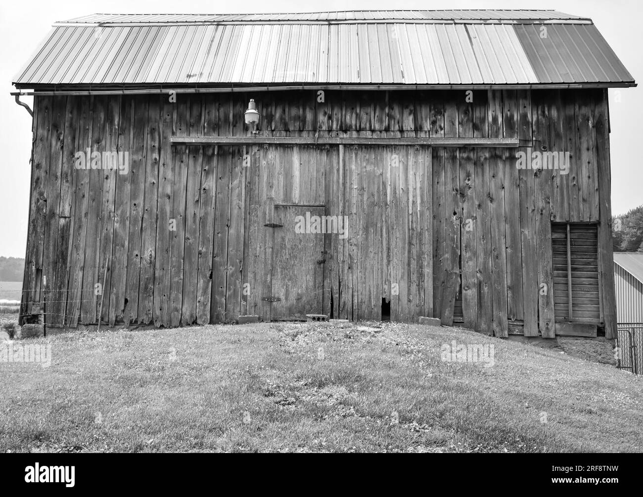 Vintage weathered and worn wood farm barn building Stock Photo - Alamy