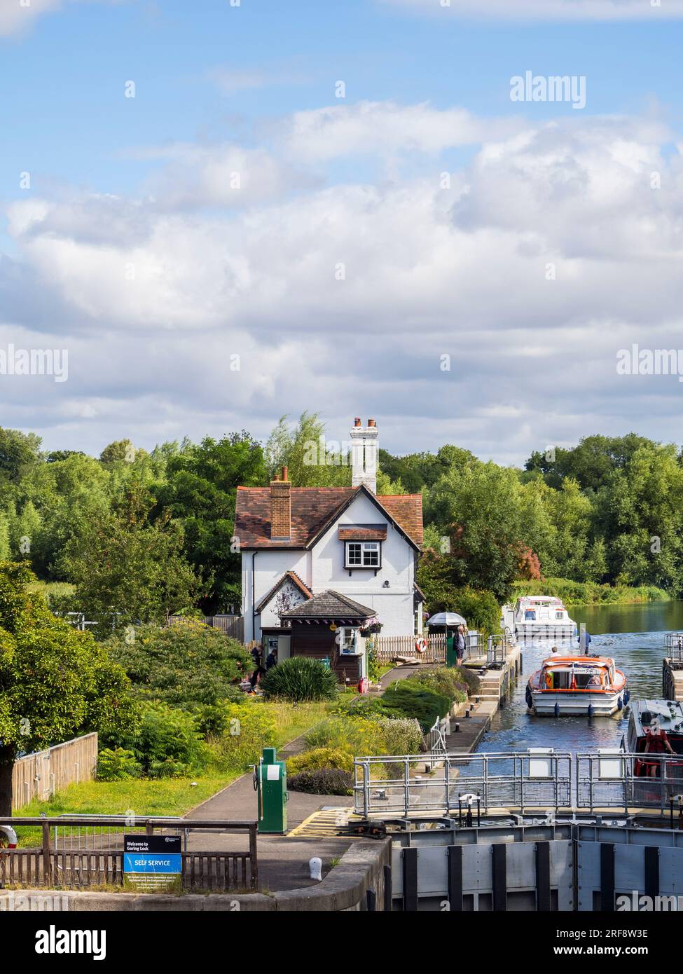 Goring Lock, River Thames, Goring-on-Thames, Oxfordshire, England, UK ...
