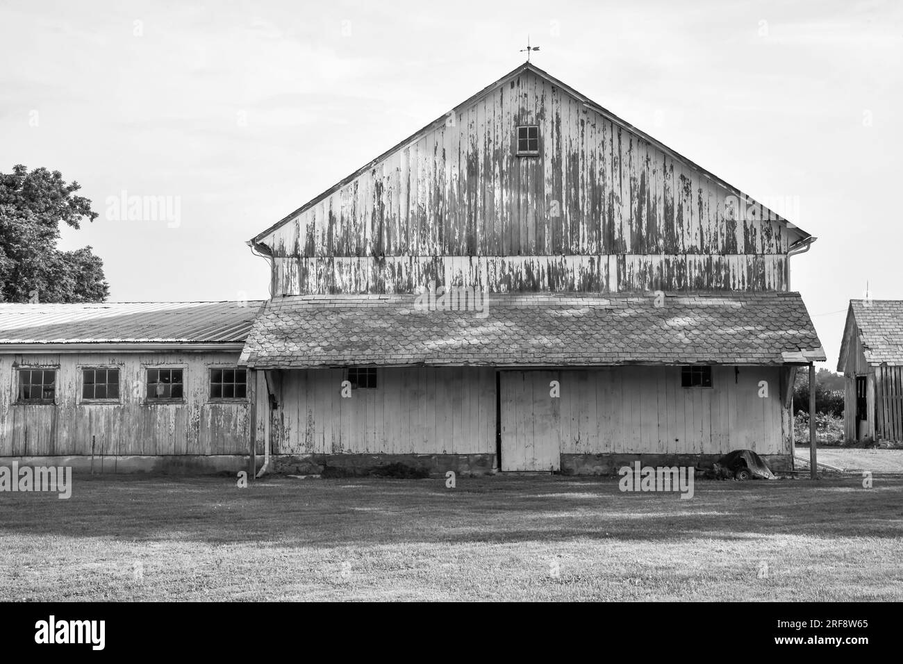 Vintage weathered and worn wood farm barn building Stock Photo - Alamy