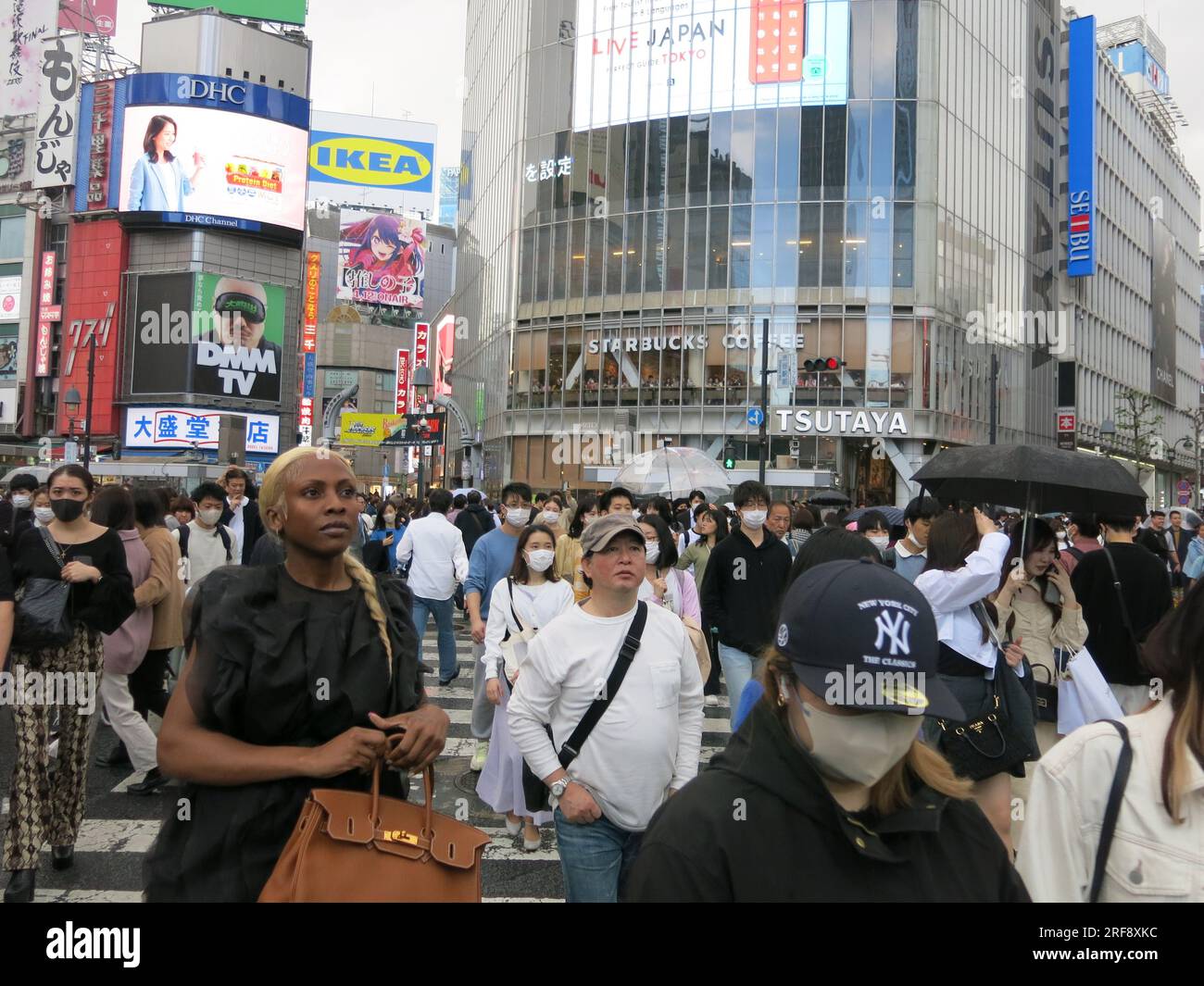 Shibuya Scramble Crossing: cosmopolitan Tokyo with thousands at this ...