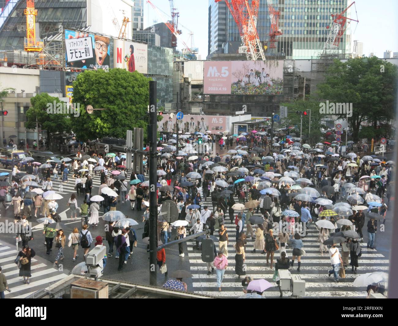 Modern Japan: the world's busiest pedestrian crossing at Shibuya in ...