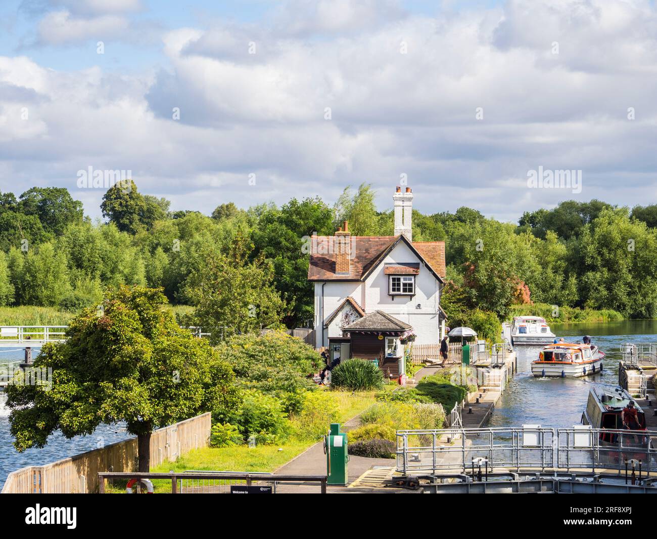 Goring Lock, River Thames, Goring-on-Thames, Oxfordshire, England, UK ...