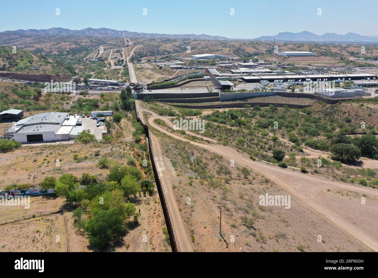 Garita Mariposa and customs in Nogales, Sonora Mexico and to the north ...