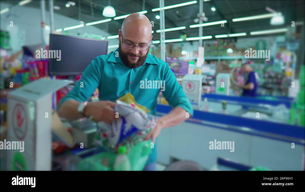 Bagging grocery checkout hi-res stock photography and images - Alamy