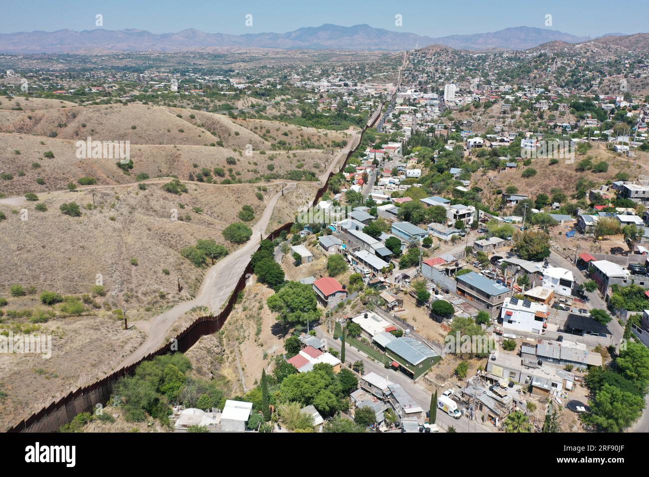 Nogales, Sonora Mexico and to the north the city Nogales Arizona ...