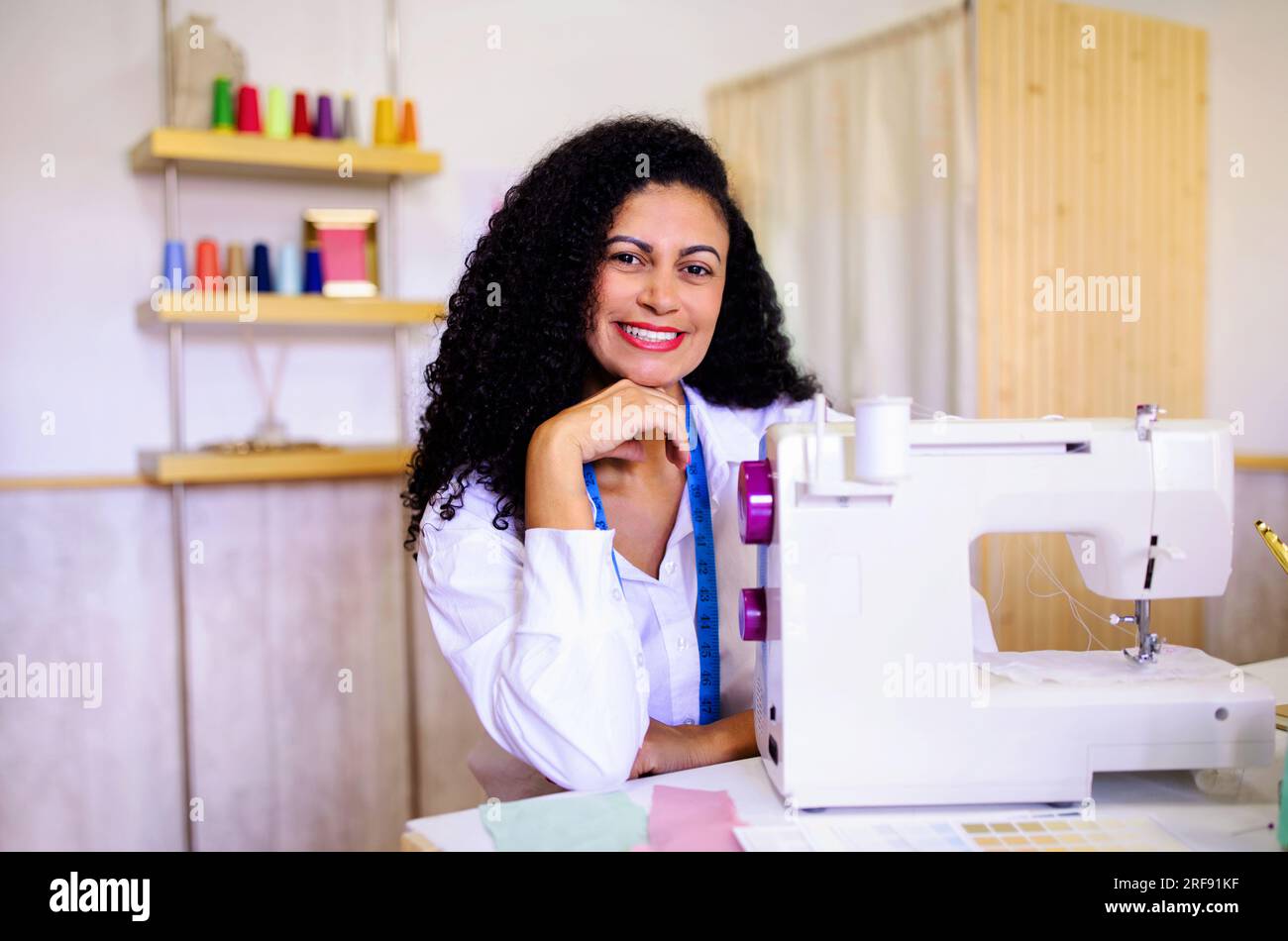 Woman sewing machine 30s hi-res stock photography and images - Alamy