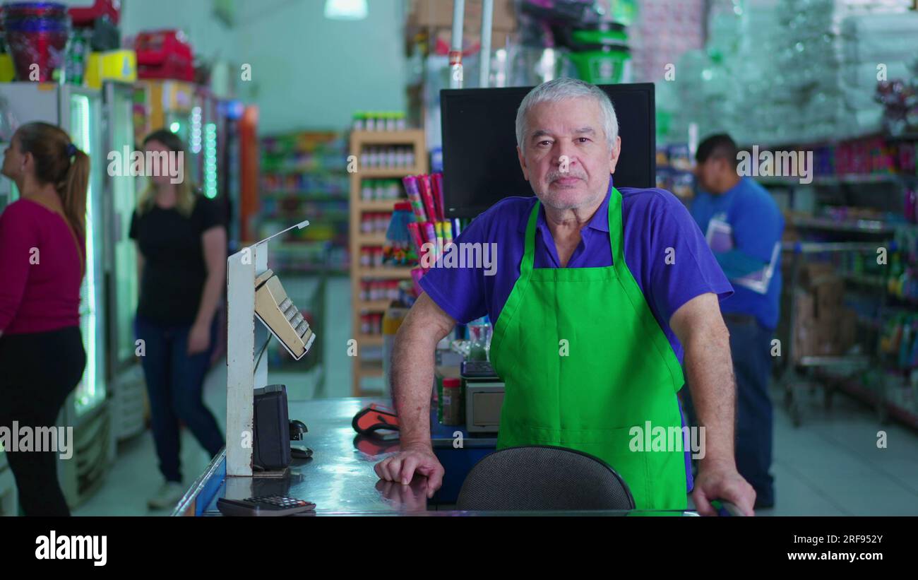 Grocery store staff customers hi-res stock photography and images - Alamy
