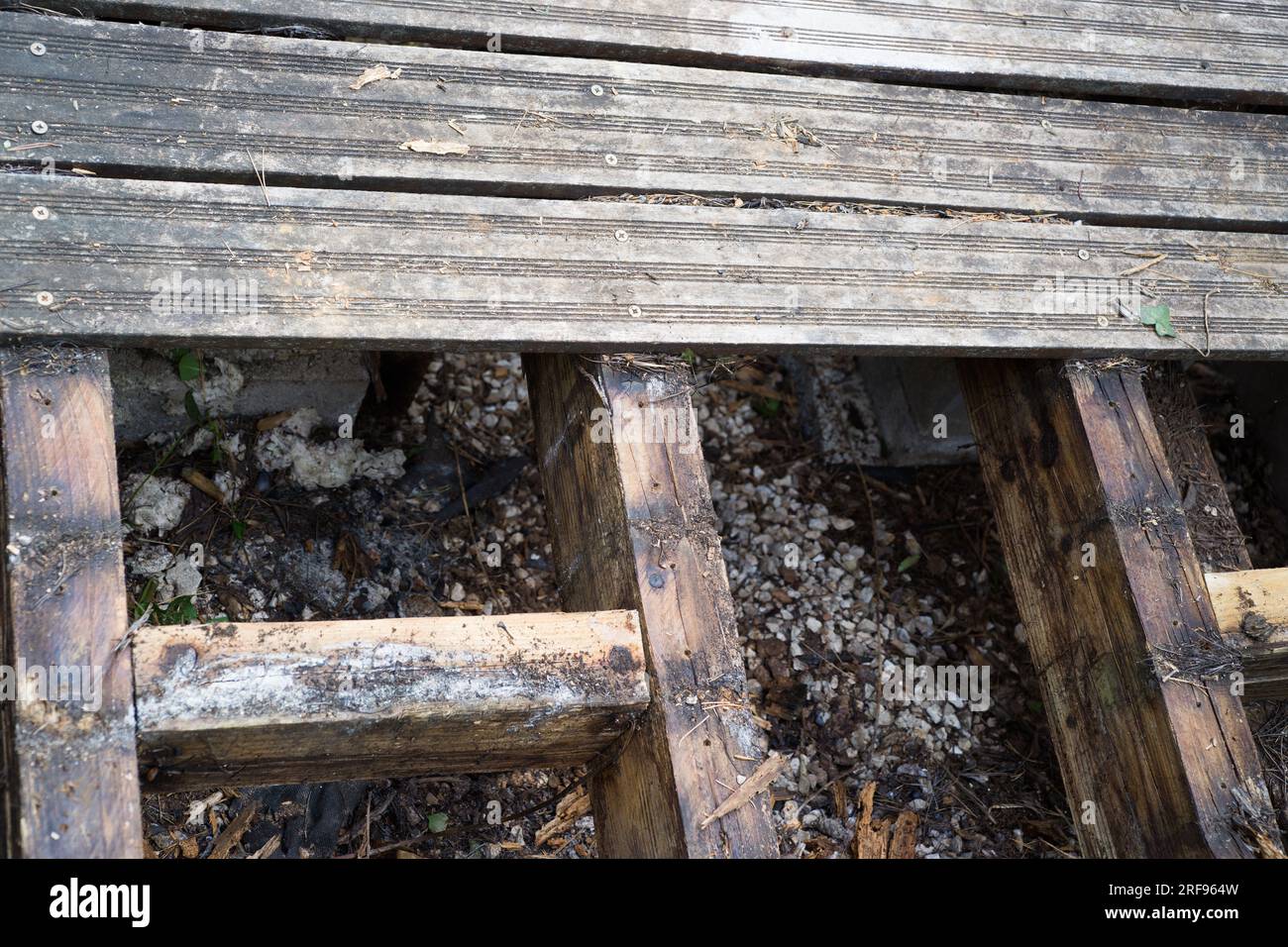 Rotten beams hi-res stock photography and images - Alamy