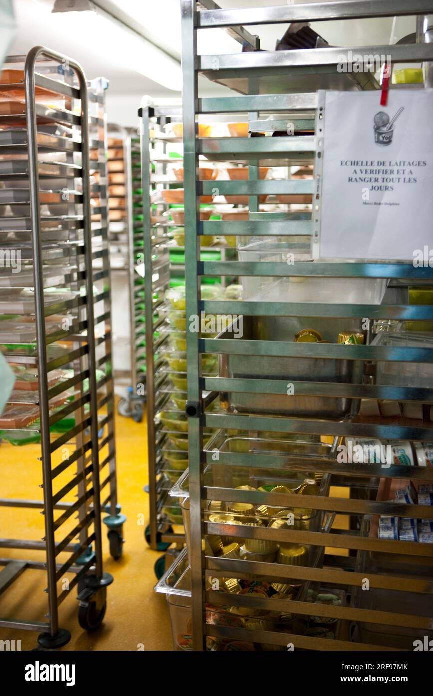 Hospital kitchen: chain for preparing meal trays and storing trays ...