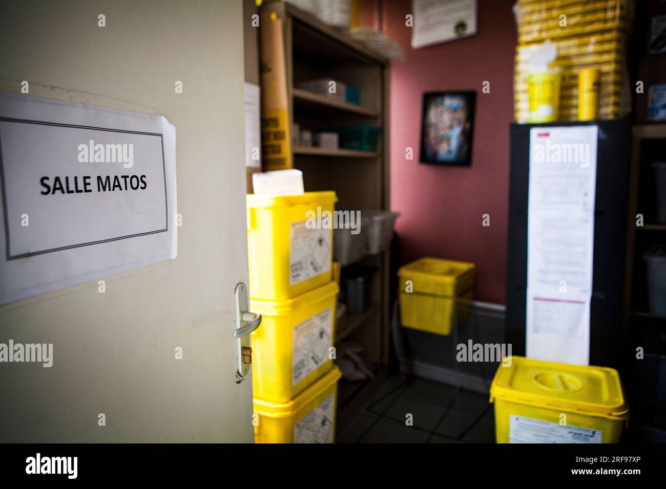 Reception structure for drug addicts which provides sterile equipment ...