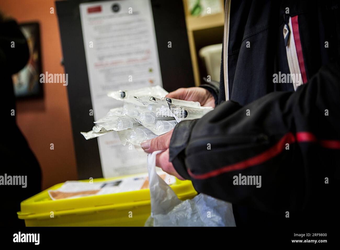 Reception structure for drug addicts which provides sterile equipment ...