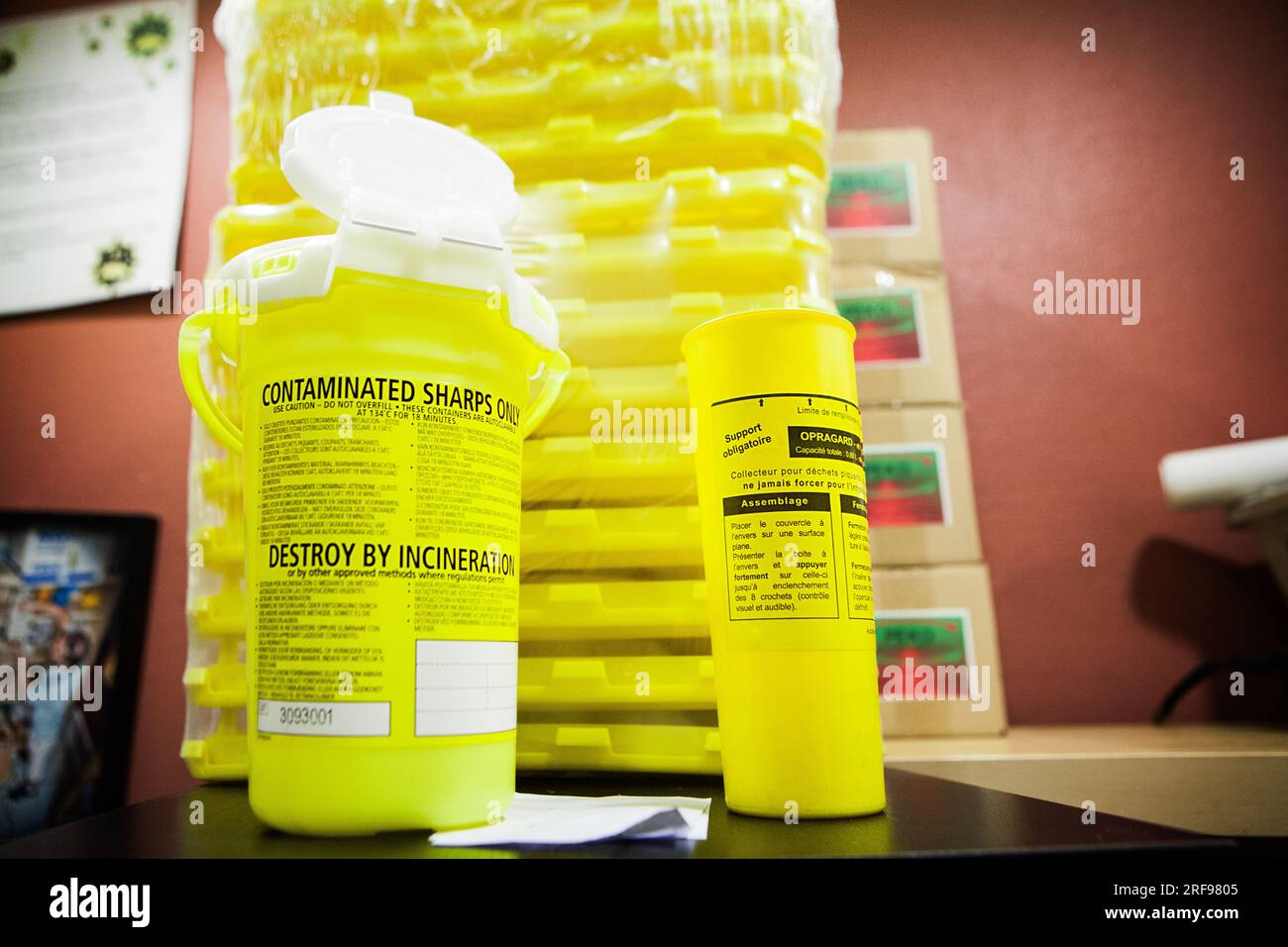 Reception structure for drug addicts which provides sterile equipment ...