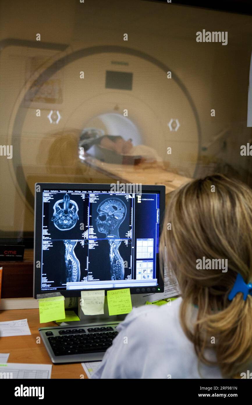 Brain spinal cord mri hi-res stock photography and images - Alamy