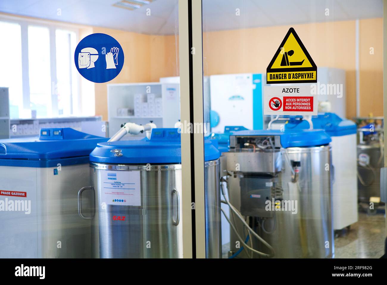 Liquid nitrogen tanks hi-res stock photography and images - Alamy